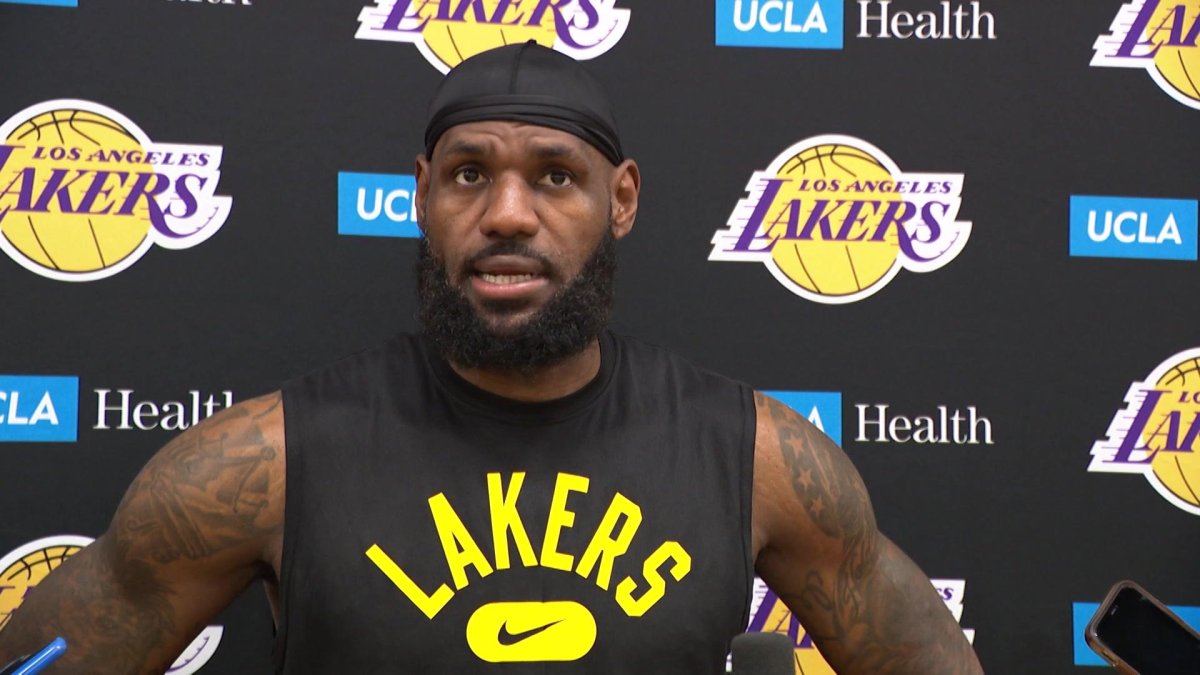 LeBron gives Steph Curry flowers ahead of Warriors-Lakers playoff ...