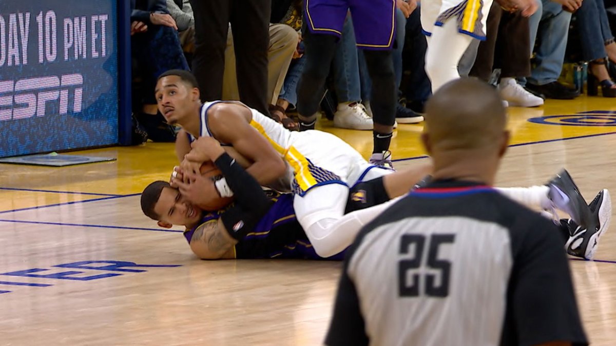 Jordan Poole, Juan Toscano-Anderson hilariously wrestle for ball like ...