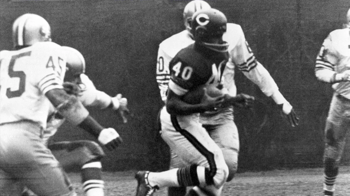 Gale Sayers’ greatness was on full display vs. 49ers with six-TD game ...