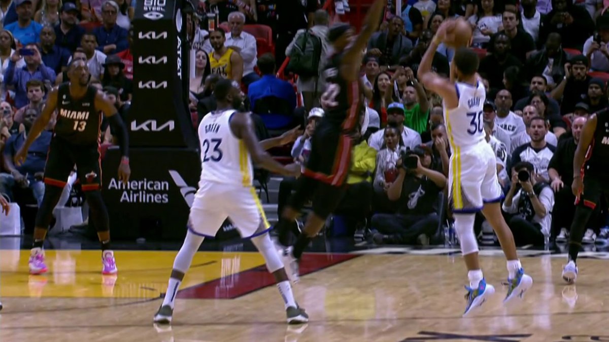 Controversial overturned call hurts Steph Curry, Warriors late in loss ...