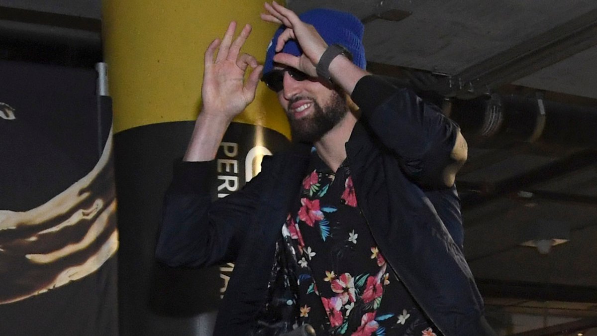 Klay Thompson epically rides bike into Chase for Warriors-Nuggets Game ...