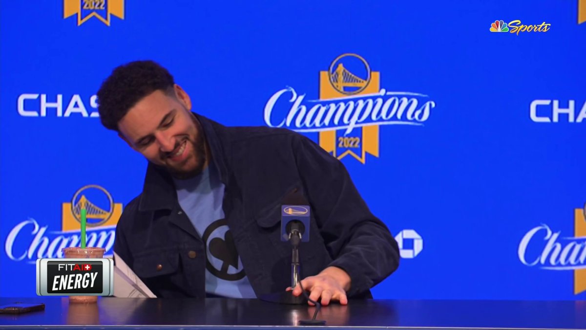Klay Thompson playfully apologizes after paper airplane whacks reporter ...
