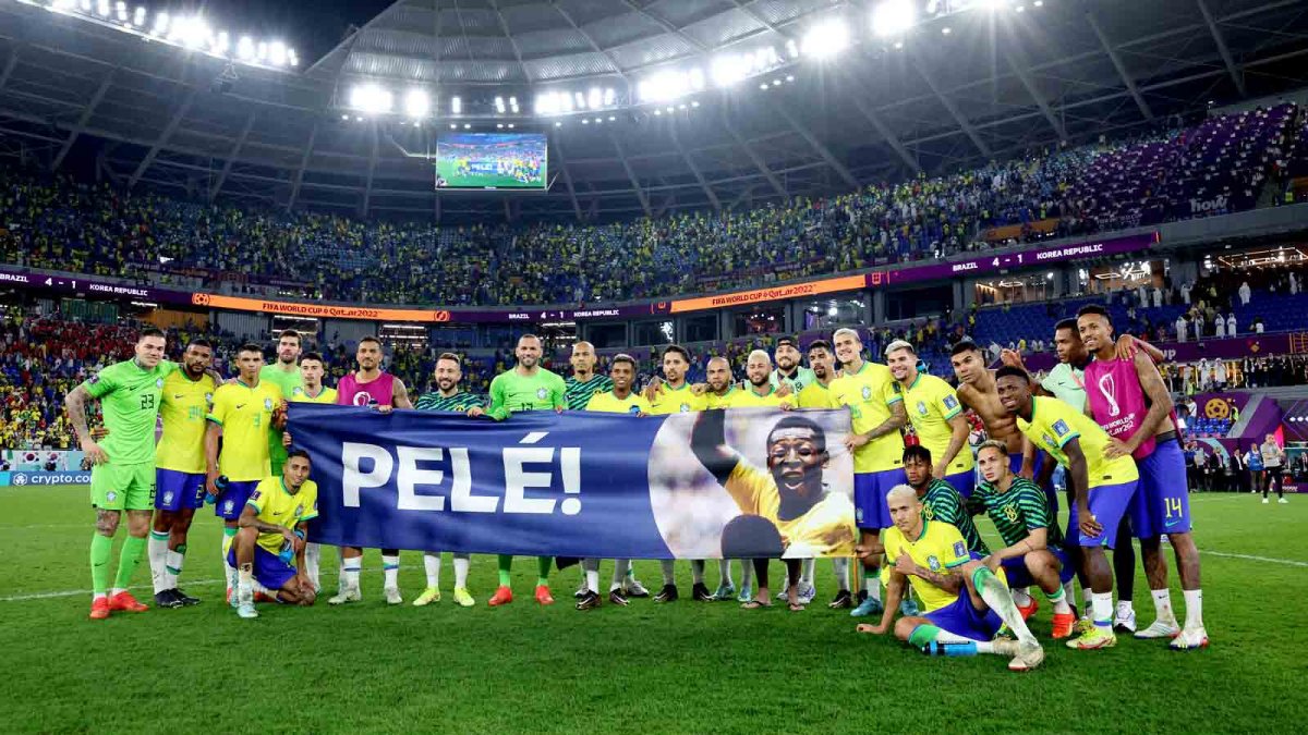 Pelé Honored By Brazilian National Team After Victory at World Cup ...