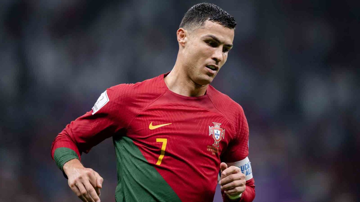 Cristiano Ronaldo Cheers Teammates From Bench, Checks in Late During ...