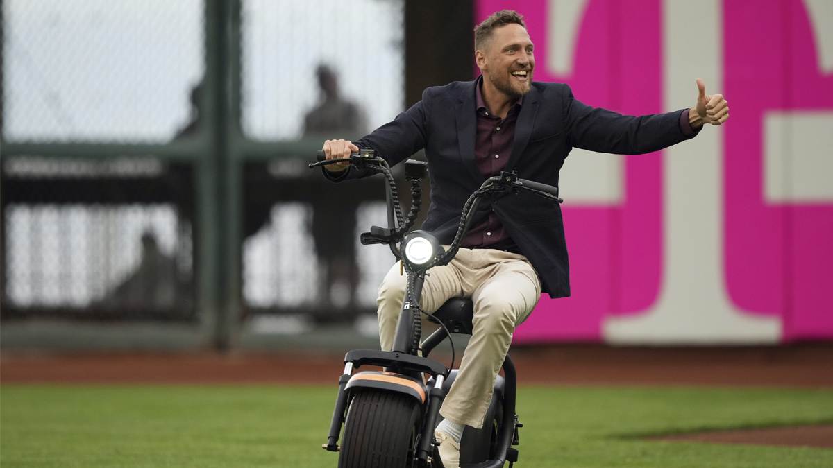 Watch Hunter Pence make Savannah Bananas entrance on signature scooter ...