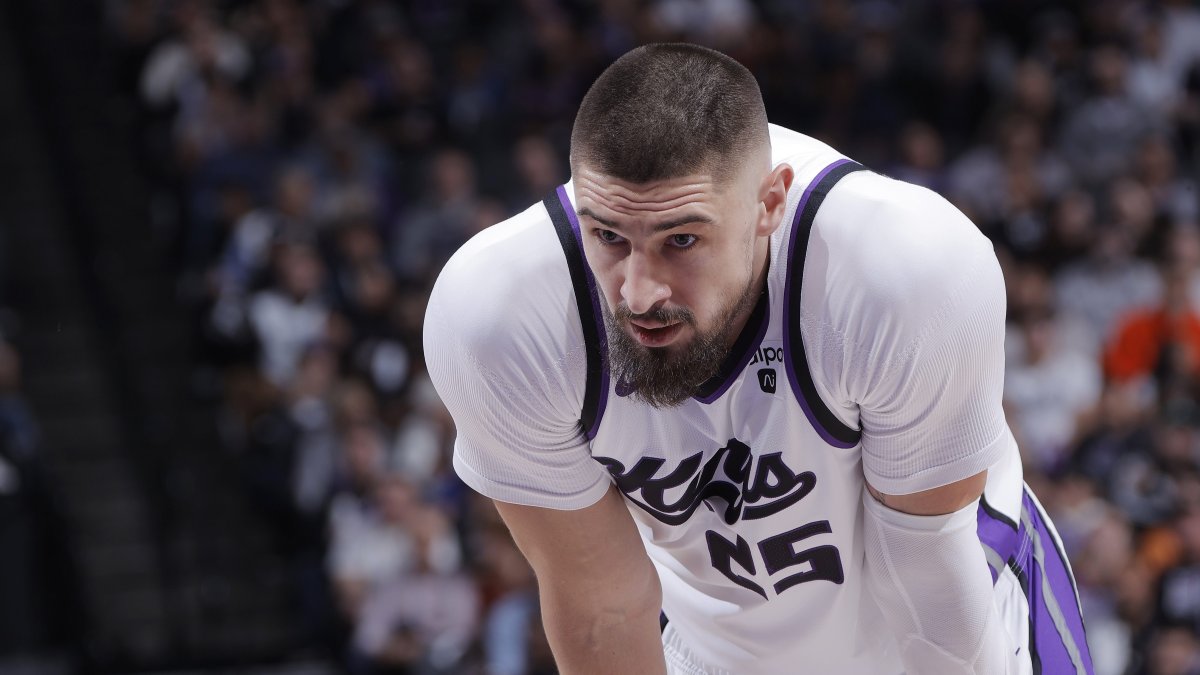 Kings center Alex Len will miss 6 to 8 weeks with high ankle sprain ...