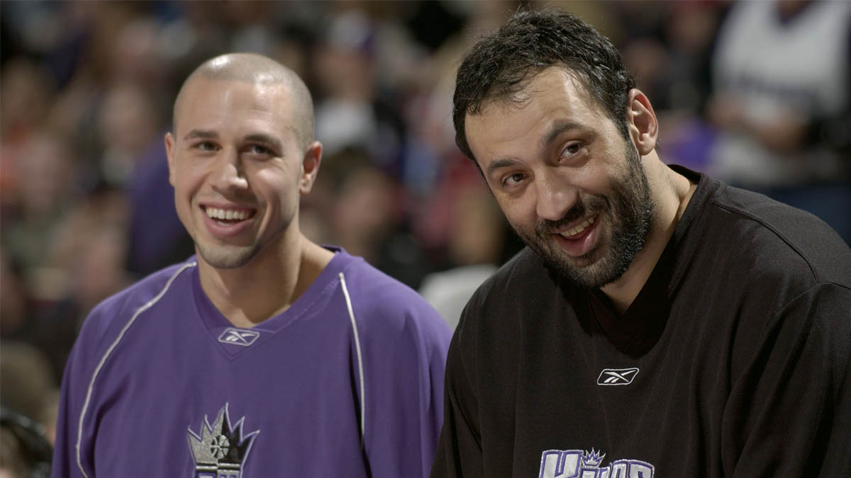 Mike Bibby recalls Vlade Divac hilariously smoking cigarette before ...