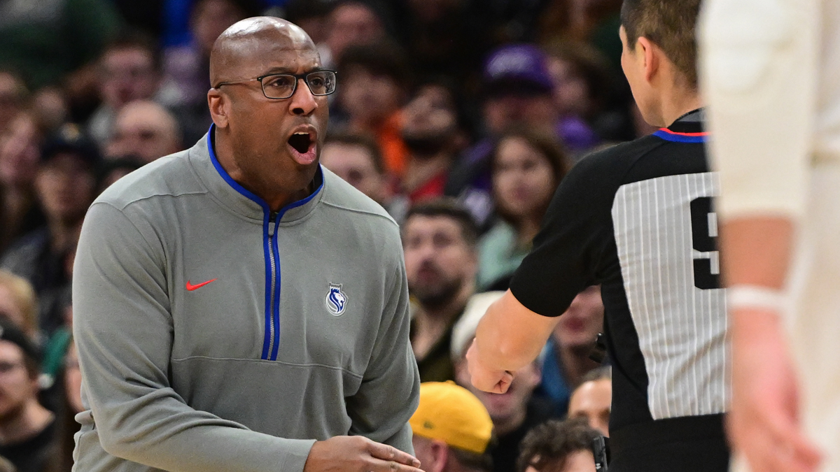 NBA fines Kings’ Mike Brown $50K for laptop stunt, pursuing ref after ...