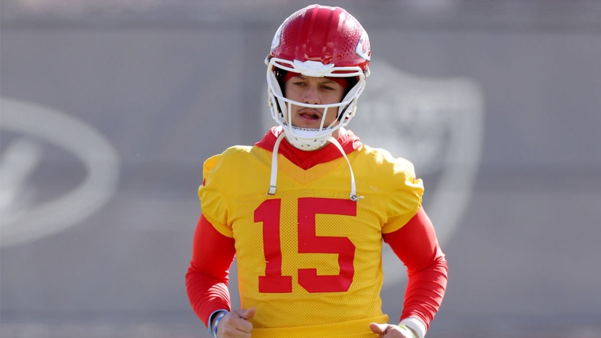 Chiefs QB Patrick Mahomes sharp in Friday practice before Super Bowl 58 ...