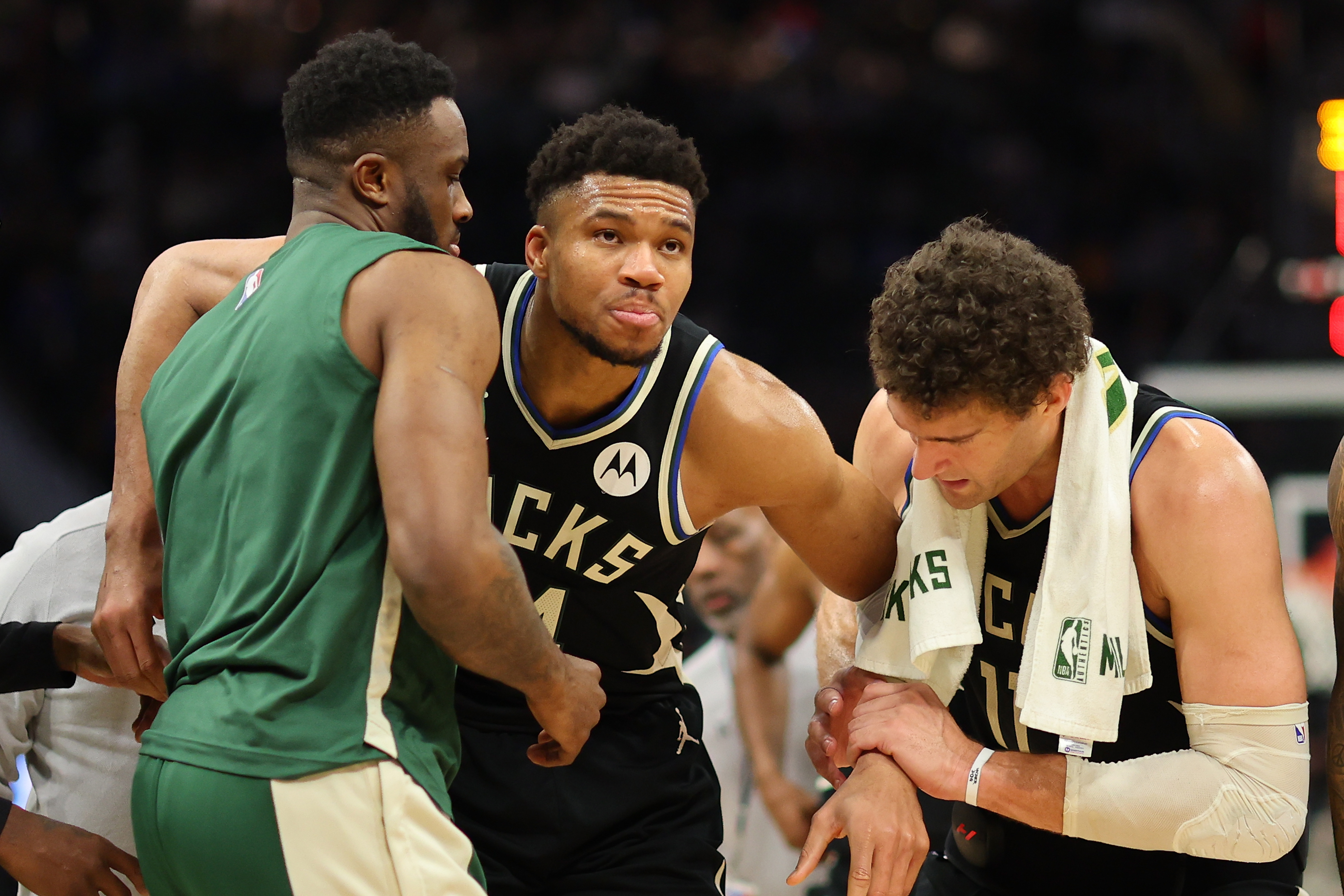 Bucks’ Giannis Antetokounmpo could miss start of playoffs: Report – NBC ...