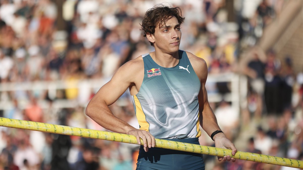 How do pole vaulters travel with their poles? Olympian explains – NBC ...