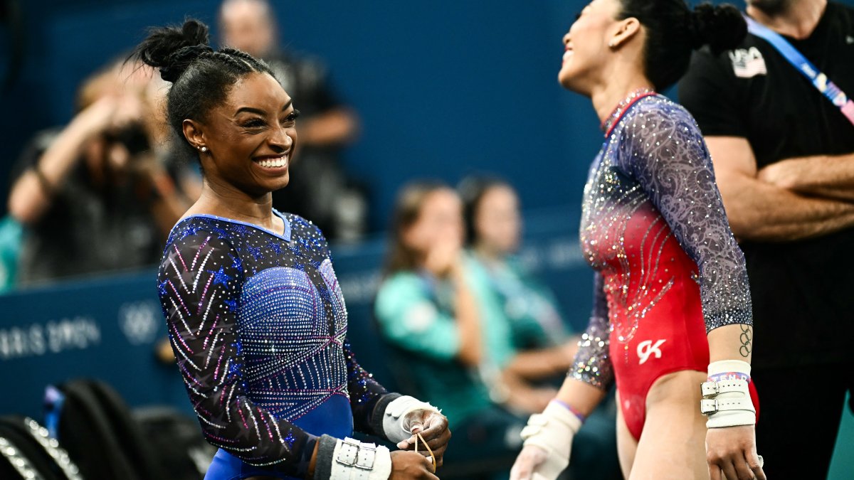 Simone Biles, Sunni Lee strong halfway through all-around final – NBC ...