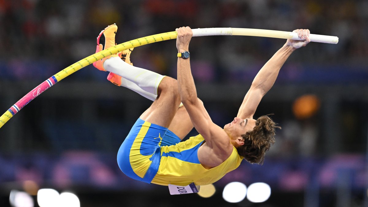 Mondo Duplantis won gold, broke his own pole vaulting world record ...