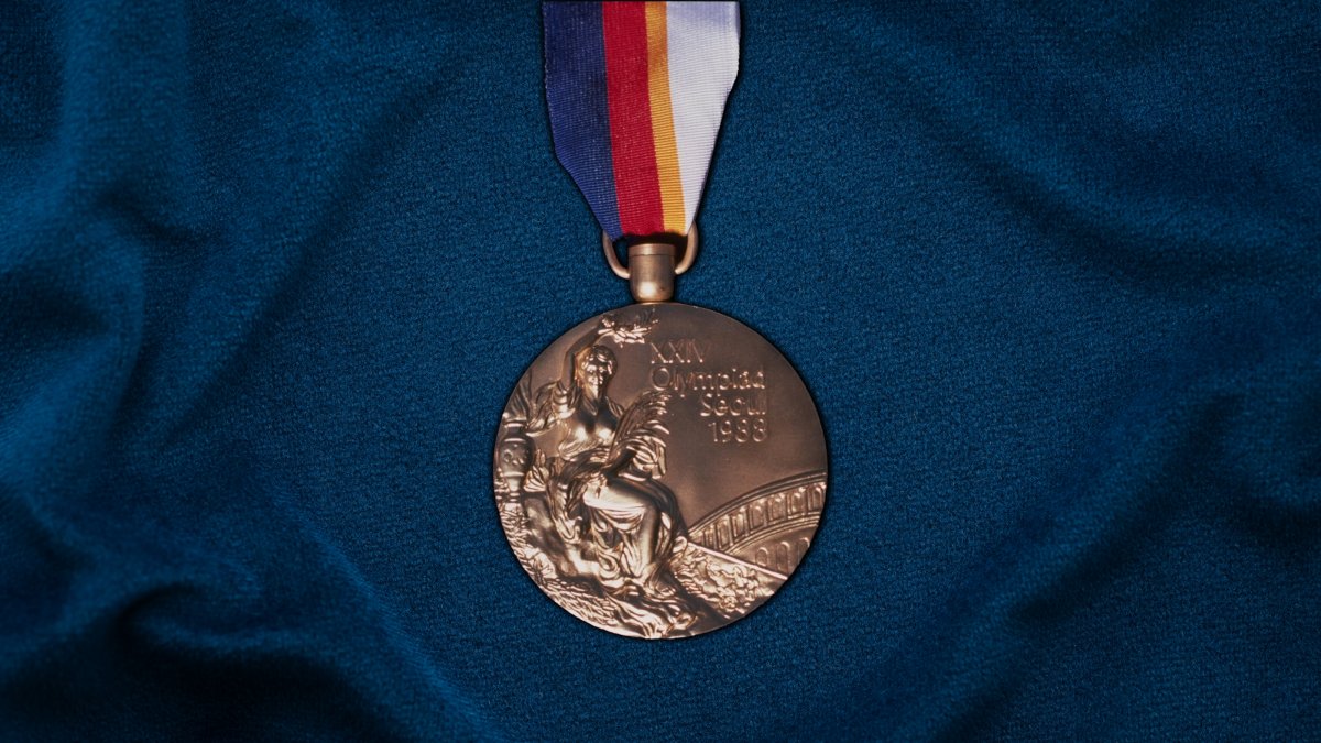 Olympic champion pledges thief gold medal in will if returned – NBC ...