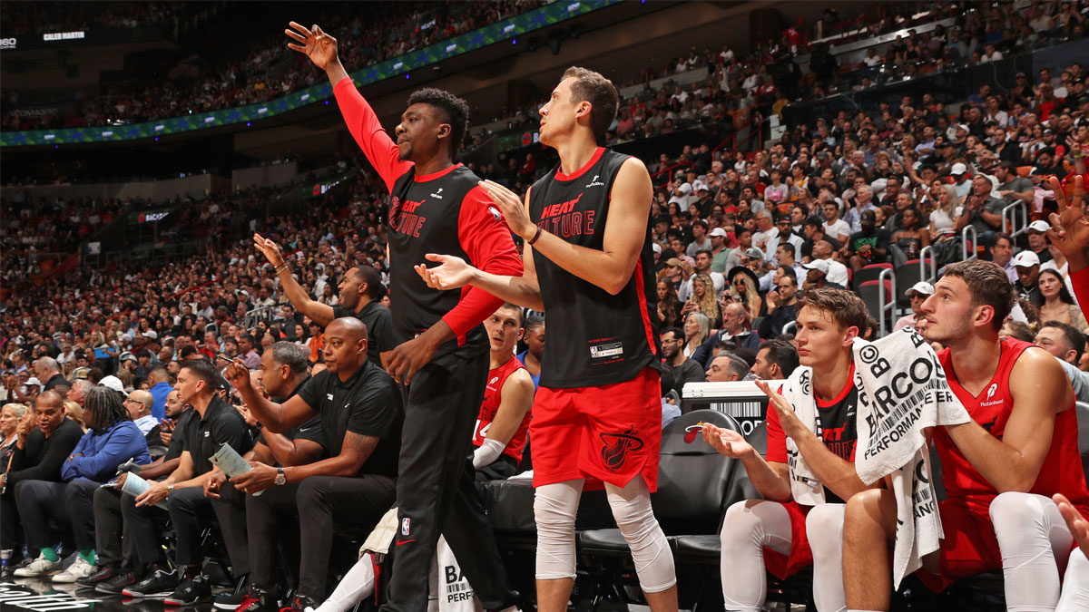 Fan hilariously breaks Jimmy Butler-to-Warriors trade news to Heat ...