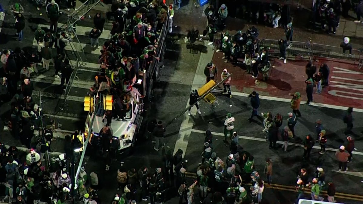 WATCH: Philly fans tear down traffic light pole after Super Bowl LIX ...