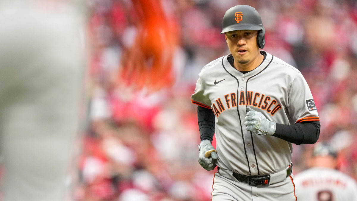 Wilmer Flores gifts Buster Posey birthday present in first Giants win ...