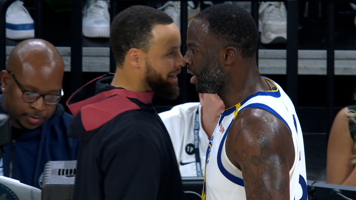 Steph Curry calms down Draymond Green after technical foul – NBC Sports Bay Area & California