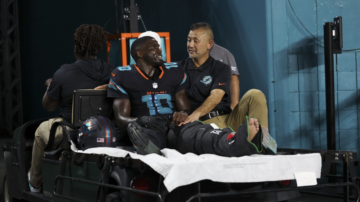 Dolphins’ Tyreek Hill suffers dislocated knee vs. Jets – NBC Sports Bay ...